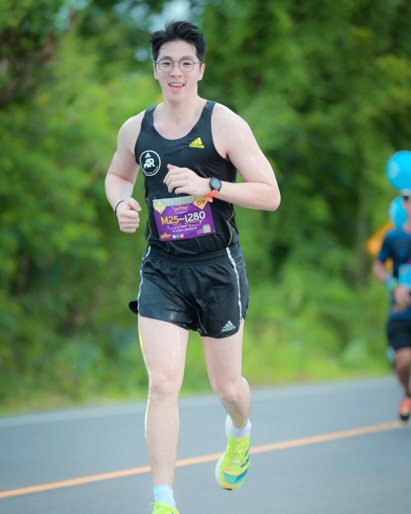 ดุ่ย ฐานทรัพย์ นักวิ่งหนุ่มหล่อ ขาวออร่า วิ่งเร็ว แถมสังกัดแบรนด์กีฬาดัง - Runner Aura